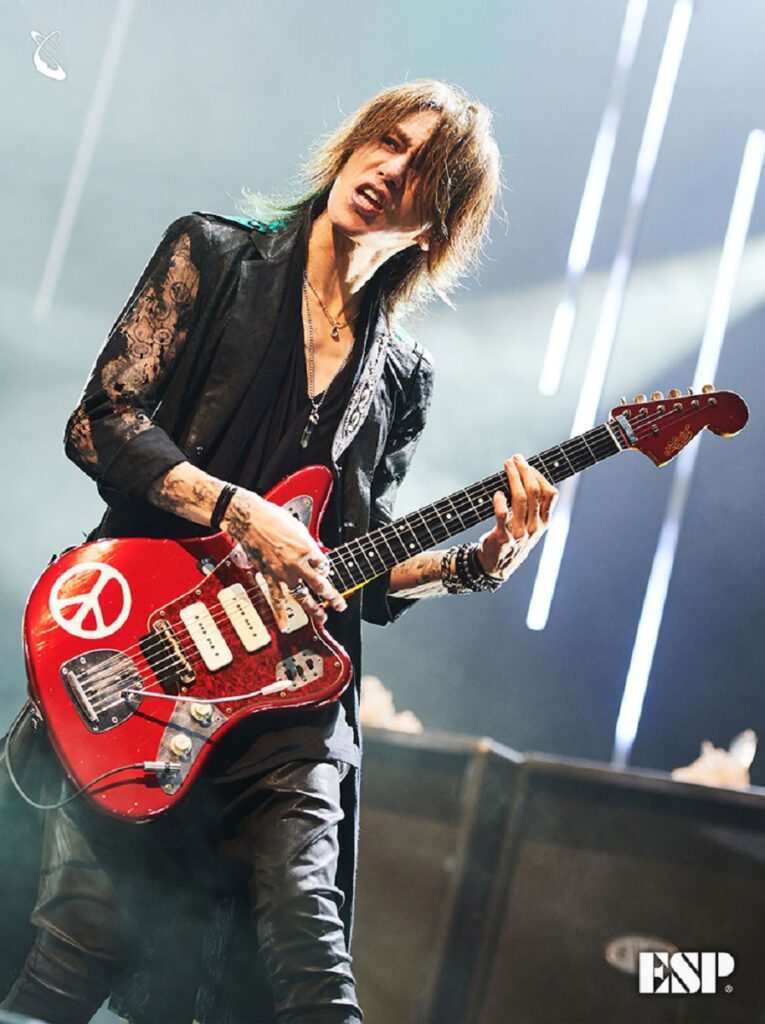 SUGIZOの学歴と経歴｜出身高校大学や中学校の偏差値と若い頃のかっこいい画像 | 芸能人の学歴や有名人の高校・大学情報は芸能人有名人学歴偏差 ...